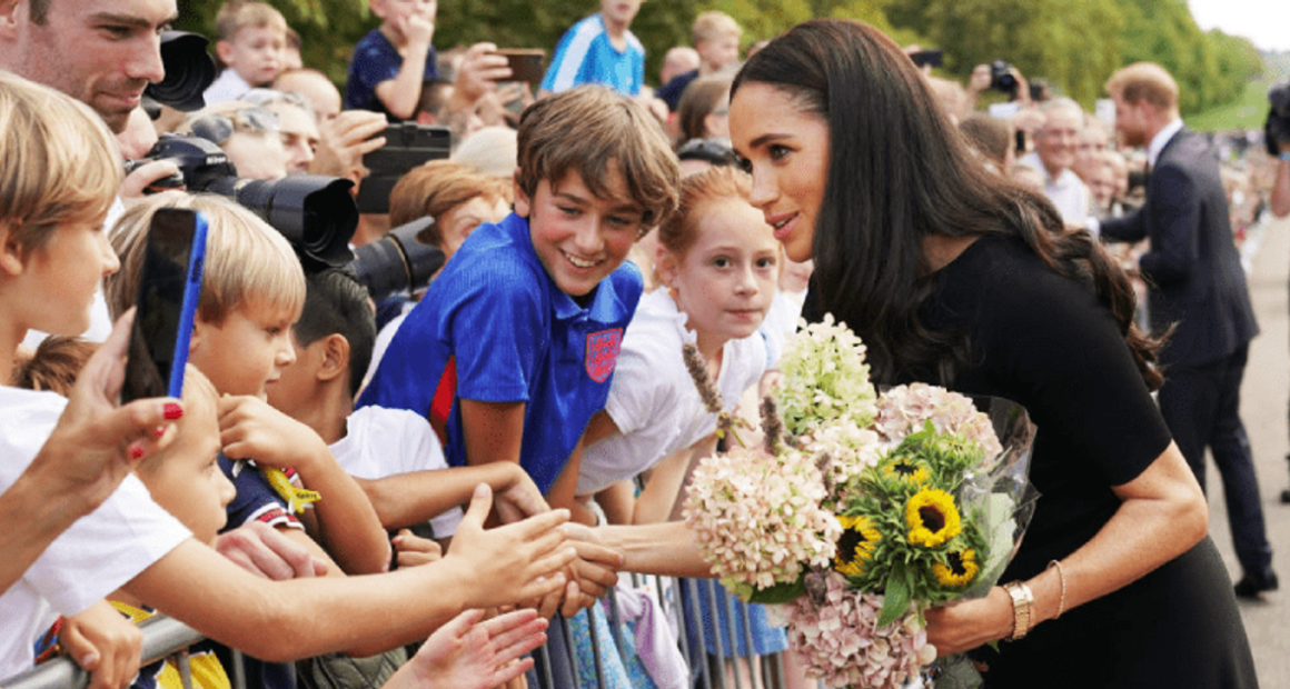Meghan Markle is Given a Hug By A Young Girl To Show Her She is Loved ...